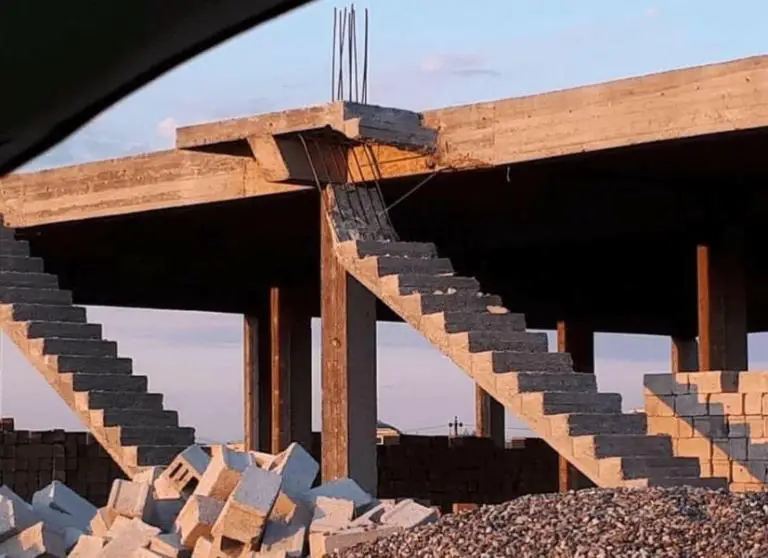 What is the cause of the failure of this staircase? - Structville